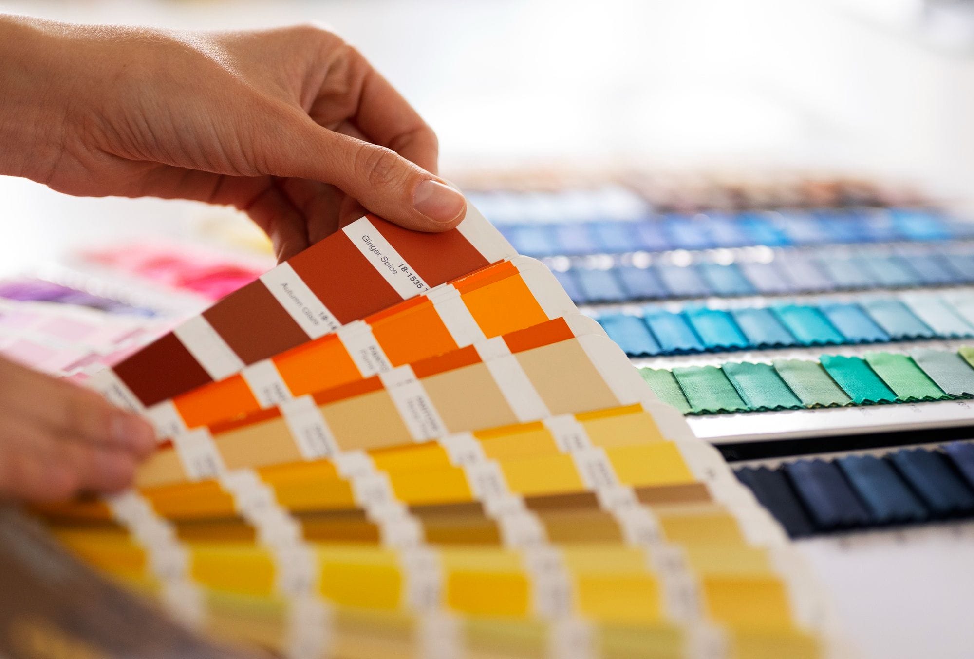 Pantone là gì? Màu Pantone có gì khác biệt với RGB, CMYK - Master Media